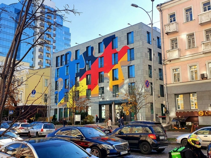 Tape Art Mural auf der Deutschen Botschaft in Kiew (Ukraine)